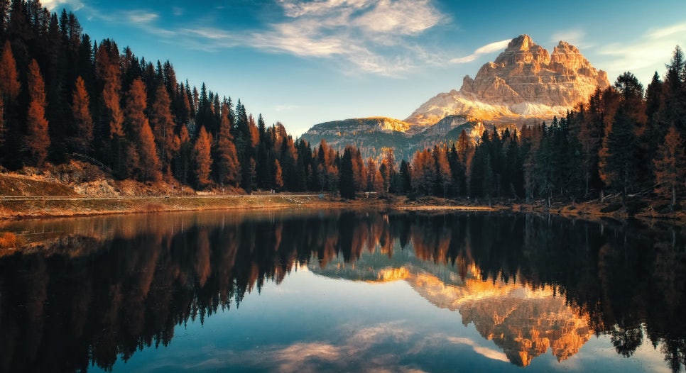 The Three Peaks of Lavaredo reflected in Lago Antorno, Italy : 네이버 블로그