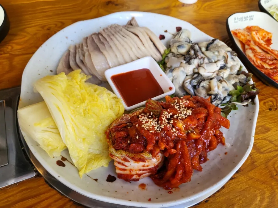 등촌동맛집 만배아리랑보쌈 가브리살 수육에 싱싱한 굴을 더한 제철 굴보쌈 역시 겨울에는 생굴이쥐~ 네이버 블로그