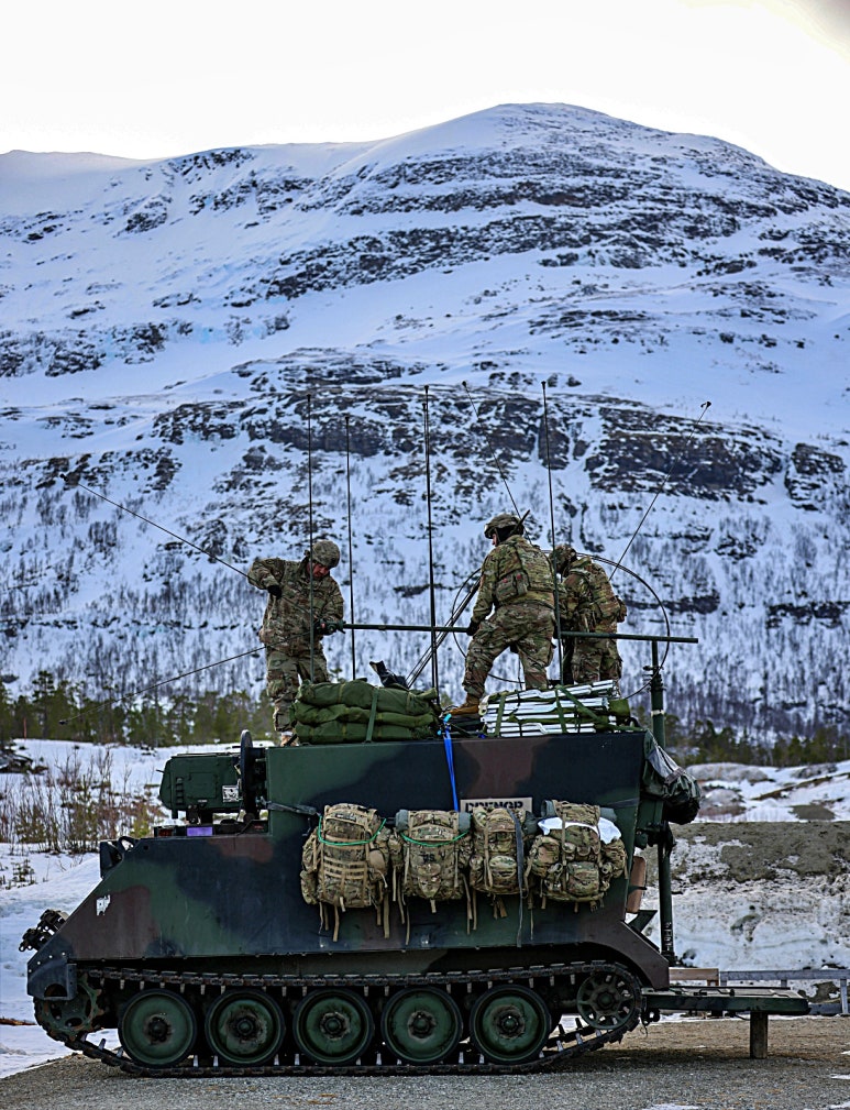 Joint Viking 25 참가 미 포병여단 M270A2 MLRS과 M1068 지휘장갑 : 네이버 블로그