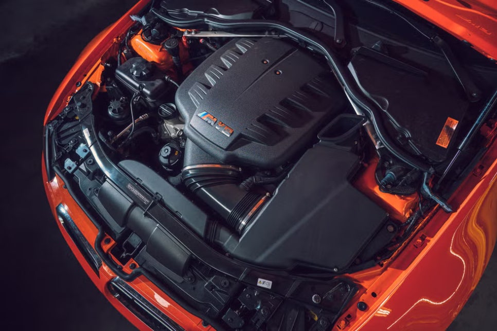 BMW M3 역사상 단 한번의 V8이자 마지막 자연흡기, S65 엔진 : 네이버 블로그