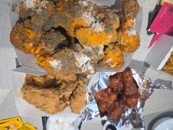 추석 연휴 저녁, 치킨으로 한상 차림 💛 BBQ + BHC 콜라보 파티! 🍗 BBQ 황올반반 (황금올리브 + 양념 반반의 정석) 뿜치킹 콘립 (달콤짭조름 콘립튀김) 소떡 ...