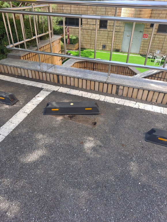 경기광주 빌라앞 탈락된 주차멈춤턱 재설치 보수 업체 비용 : 네이버 블로그