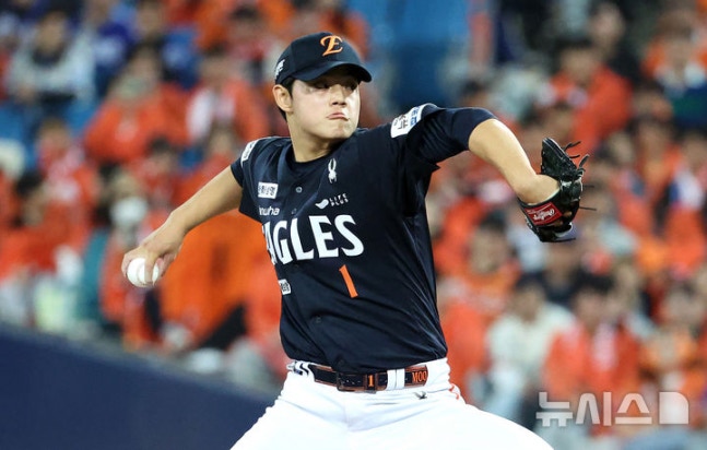 [PO MVP] 올시즌 유일하게 160km 이상의 직구를 던지면서 압도적으로 빠른공을 던진 한화의 문동주가 선정됬다 : 네이버 블로그