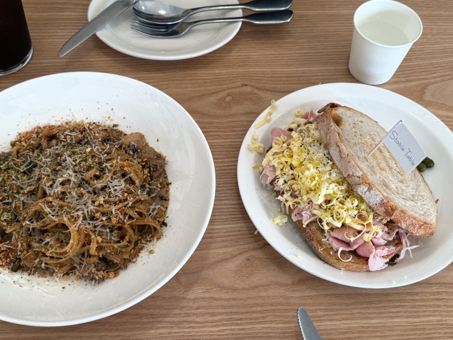 전주 신시가지 신상 브런치카페 스테이블 테이블 방문기, 꾸덕한 포르치니크림파스타와 잠봉뵈르 솔직 후기 : 네이버 블로그