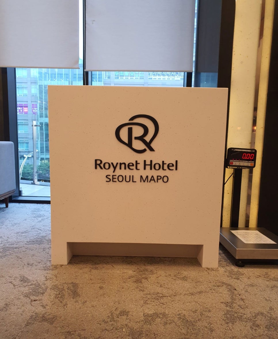 맞춤제작 로이넷 호텔 도어맨 안내로이넷 호텔 도어맨 안내 데스크 프론트 로비 카운터 상담 현관 인포메이션 인조대리석 마감 상담 ...