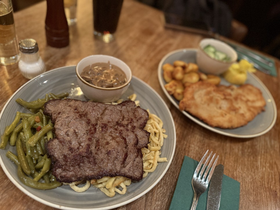 [독일] 베를린 맛집 Schnitzelei Mitte 🥩 숨겨진 골목 안 바글바글한 단 하나의 식당 — 슈니첼 맛집의 기준을 ...