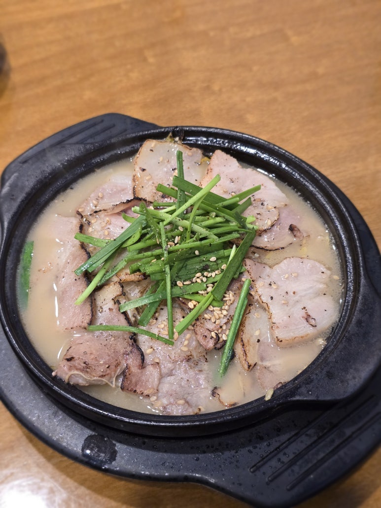 [백석역 국밥] 돈돈국밥 백석역본점 | 칼순대국 맛집 불맛 나는 수육이 5000원?! : 네이버 블로그