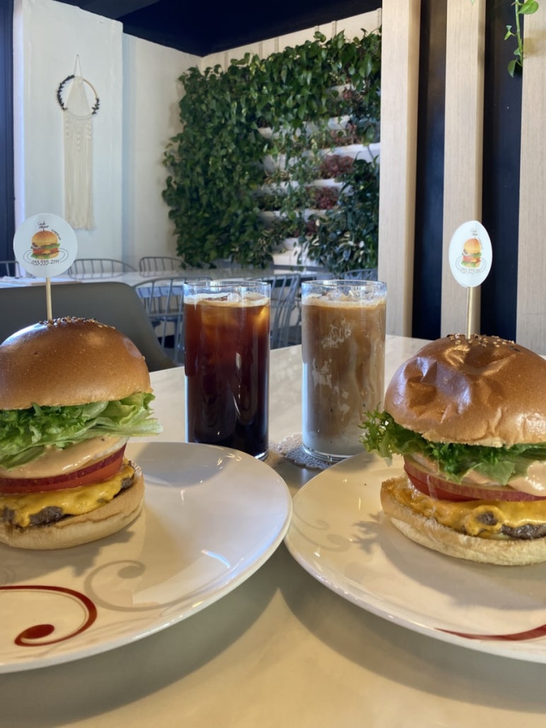 동해 묵호역카페 카페하버 수제버거 맛집 스테이크버거 불고기버거 아메리카노 연유라떼 점심메뉴 추천 : 네이버 블로그