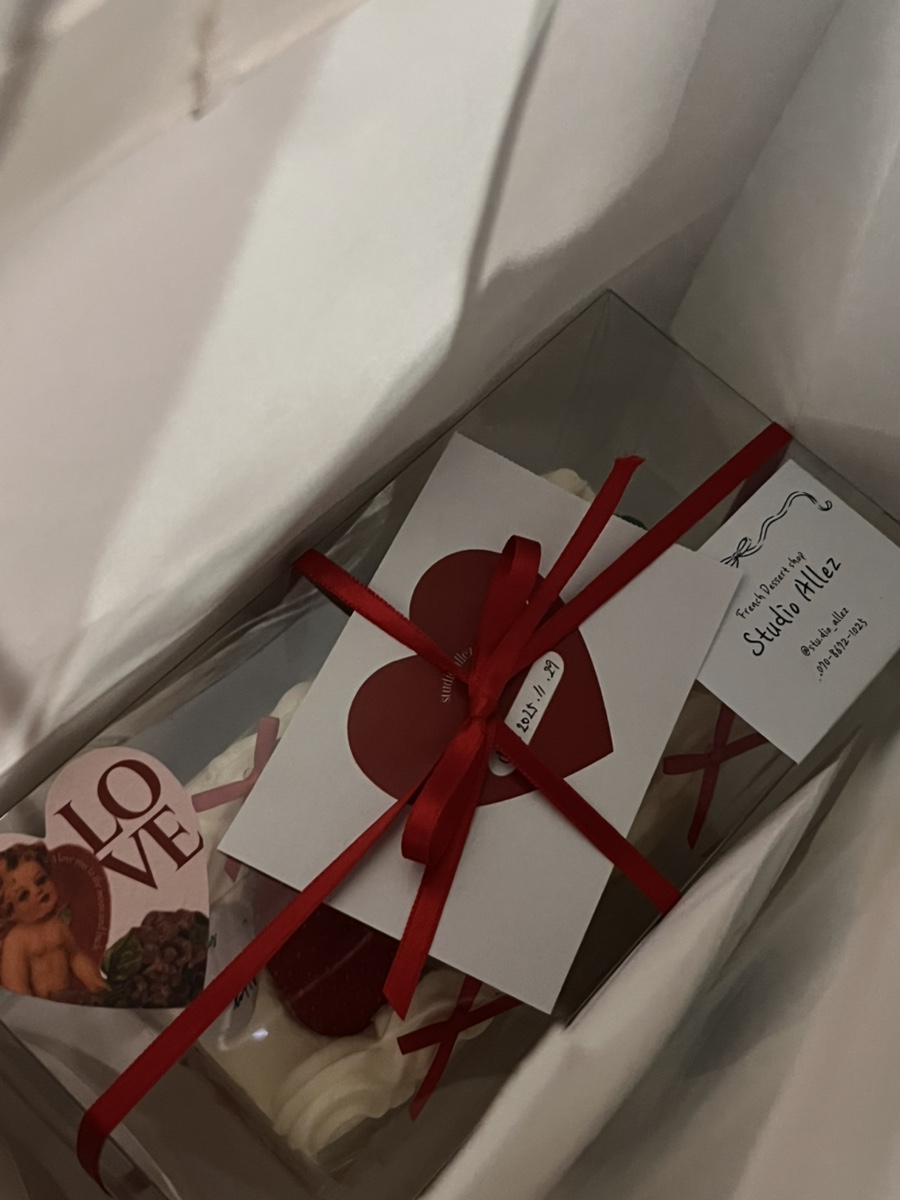 천안|아산 신불당동 스튜디오 알레] 딸기케이크•생일케이크 - 당일 제작·급배달까지 가능한 프레지에 피스타슈🍓 : 네이버 블로그