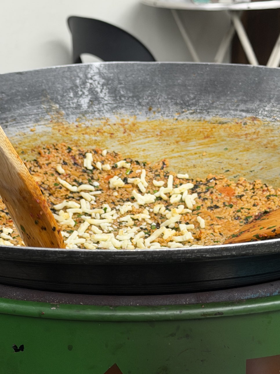 신대방삼거리역 솥뚜껑 닭볶음탕 & 볶음밥 후기! 드럼통 감성에 매운맛 시그니처까지 완성! : 네이버 블로그