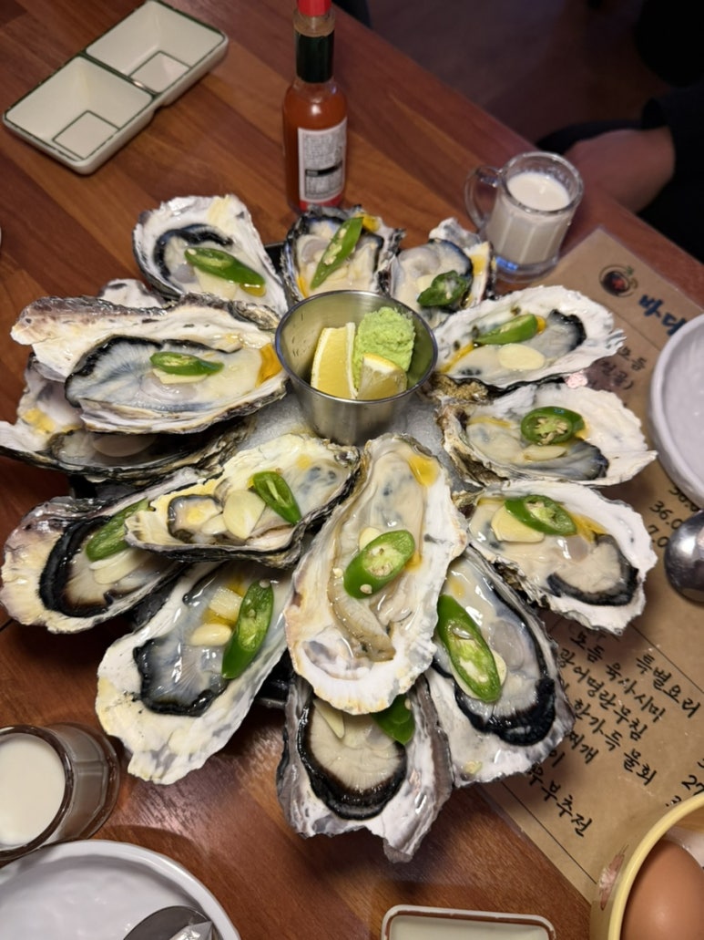 이태원 술집 바다코코넛 석화와 한치 비빔라면으로 완성 : 네이버 블로그