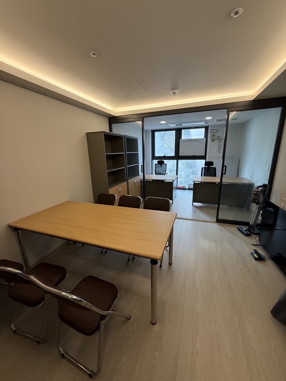 부산 송정 사무실 사무용가구 납품 사례｜탑책상·메쉬의자·포밍테이블 구성 : 네이버 블로그