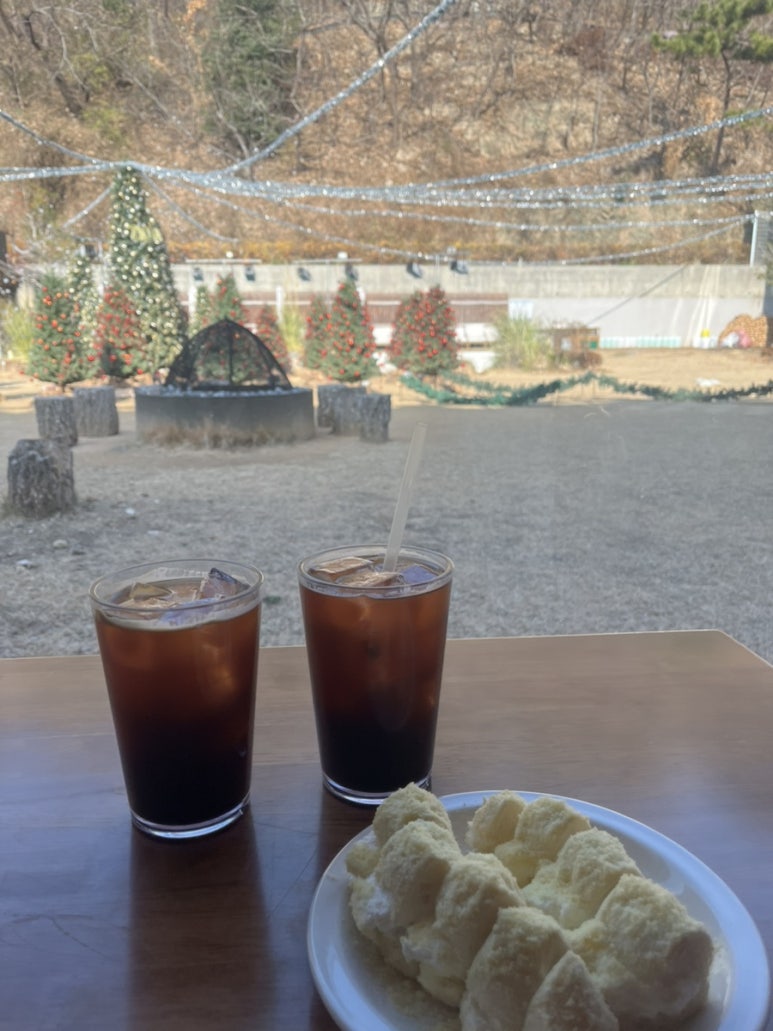 [부산 괴정 카페] 크리스마스 트리와 모래놀이가 있는 키즈 카페 ‘카페 시온’ : 네이버 블로그