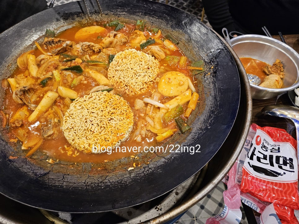 평택 안중읍 여행 중 우연히 만난 드럼통 솥뚜껑 닭볶음탕, 화양지구 분위기까지 : 네이버 블로그