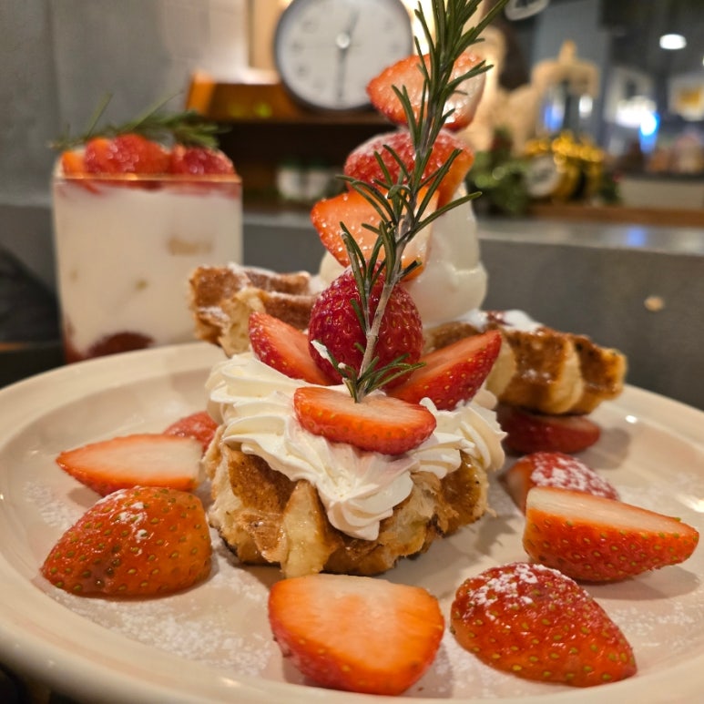 남포동 카페 크로플이 맛있는 생딸기 크로플 맛집 더타임나우 : 네이버 블로그