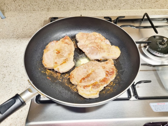 [Recipe]이마트 트레이더스에서 두툼한 돼지고기 목심을 사다가 구워 본 목살 스테이크 + 임용승 : 네이버 블로그