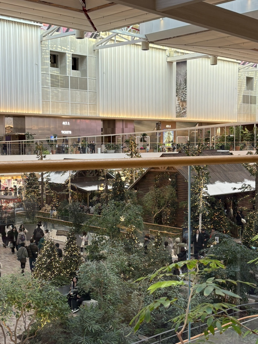 [여의도/더현대 서울] 친구랑 함께 맞이하는 크리스마스이브_연말 분위기🎄🎁🎅🏻 💚 : 네이버 블로그