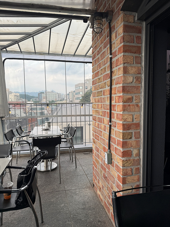 연남동술집 무채색 탁 트인 연남동 전경이 한눈에 들어오는 : 네이버 블로그