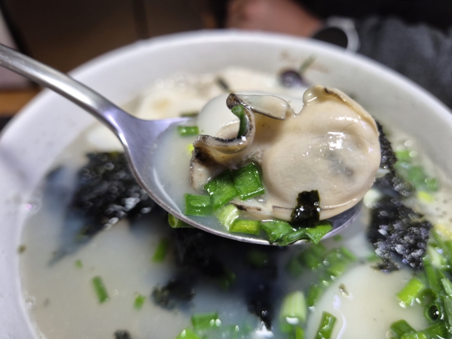 추운 겨울 감칠맛좋은 굴떡국 한그릇 끓여 드실래요? : 네이버 블로그
