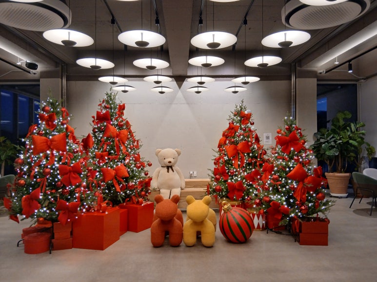 창원 카페272 크리스마스 트리가 예쁜 주남저수지 대형카페 : 네이버 블로그