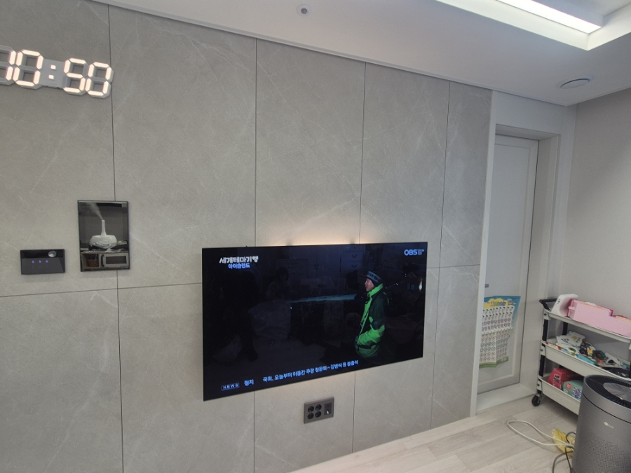 서울 한화포레나미아｜가로단자 무타공 벽걸이TV 설치사례 55인치 & 65인치 티비 + 루나리스 화이트 LED시계 시공사례 ...
