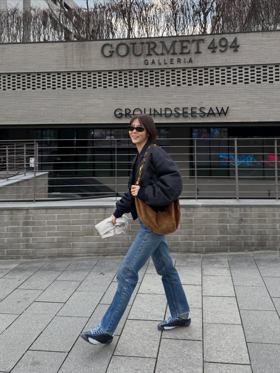 품절 몰고 다니는 김나영이 매일든다는 스웨이드 가방 (ft. 퍼자켓, 데님 정보) : 네이버 블로그