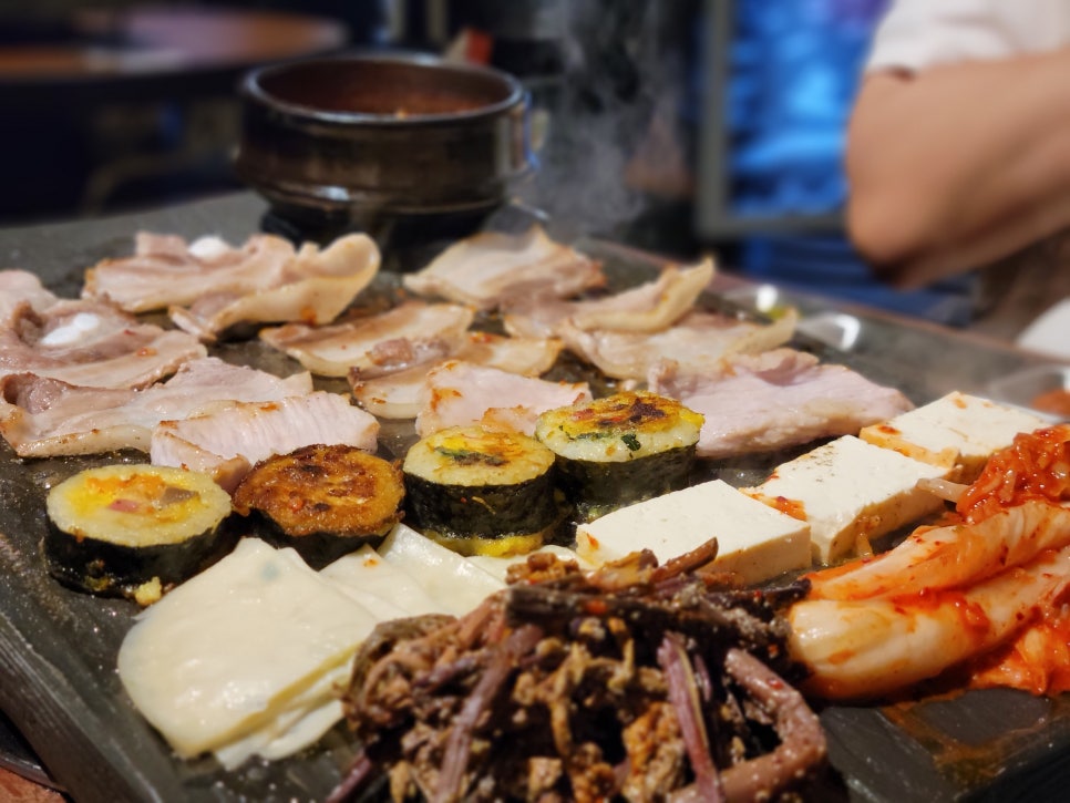 다채롭고 푸짐한 한상 가득 맛있는 고기와 정겨운 분위기, 을지로입구역맛집 용삼식당 을지로 : 네이버 블로그