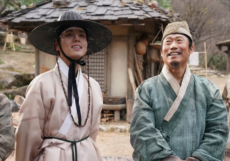 [쇼박스] 왕과 사는 남자 ... 1457년 청령포, 유배지를 자처한 촌장과 왕위에서 쫒겨나 유배길에 오른 어린 선왕 역사가 ...