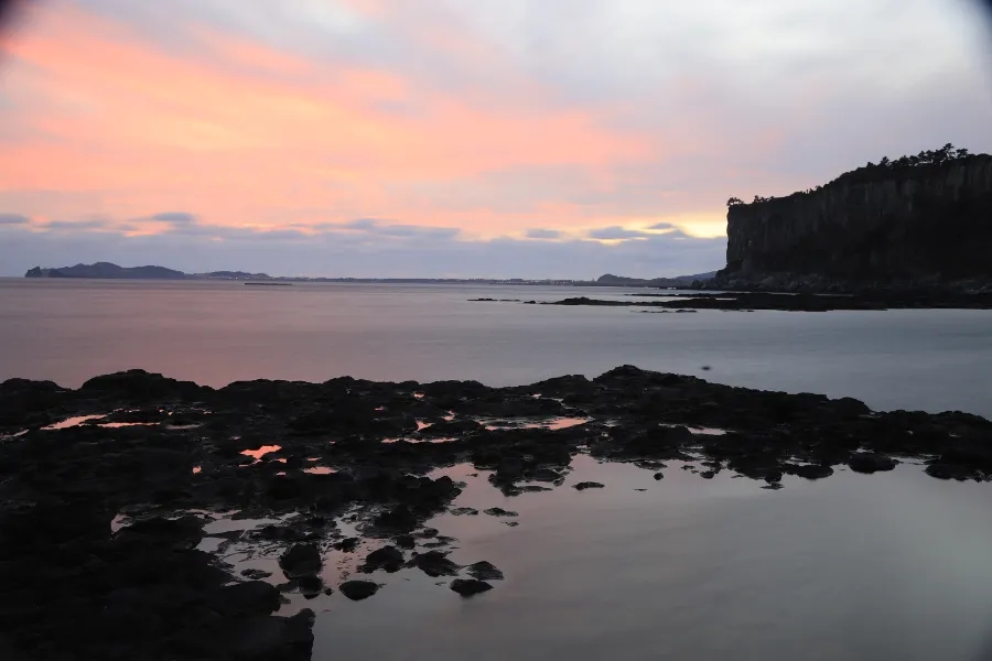 2026년 겨울 제주 여행 2/송난포구에서의 일출, 삼달리 꽃밭에서, 신풍리 큰개,박수기정 일몰, 제주당 야경 : 네이버 블로그