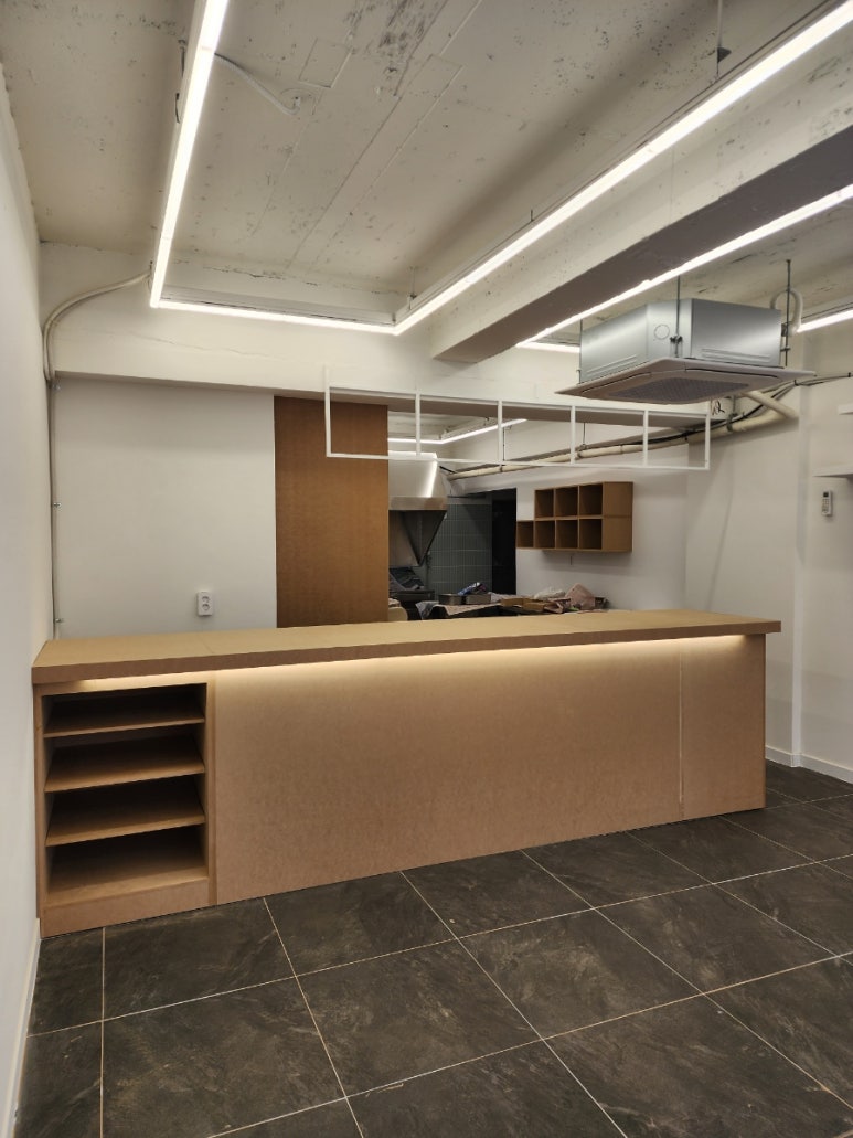 둔산동 힙스터 버거집, 숨 막히는 감성 카운터 & 조명 인테리어 by 대전목수 (feat. 전기공사 원스톱 해결!) : 네이버 블로그