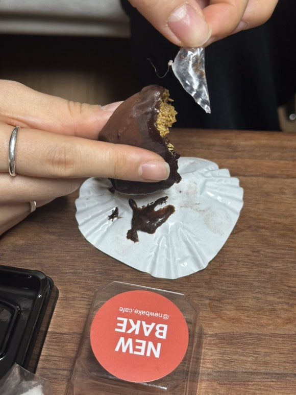 뉴베이크 두쫀쿠 (두바이쫀득쿠키) 에서 나온 플라스틱 : 네이버 블로그