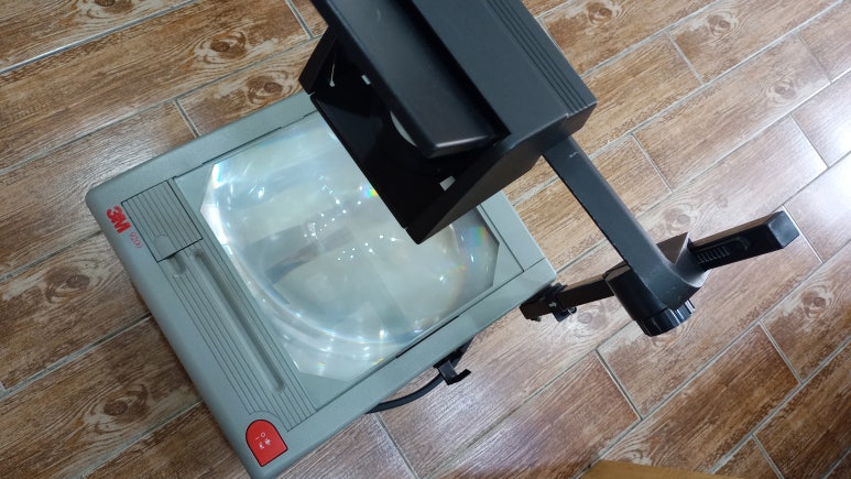 OHP(Over Head Projector, 오버헤드 프로젝터)는 1990년대~2000년대 초반까지 학교, 회의실, 교회 등에서 ...